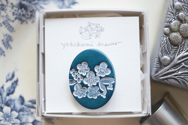 陶土の草花ブローチ : : : 1315 | iichi 日々の暮らしを心地よくするハンドメイドやアンティークのマーケットプレイス