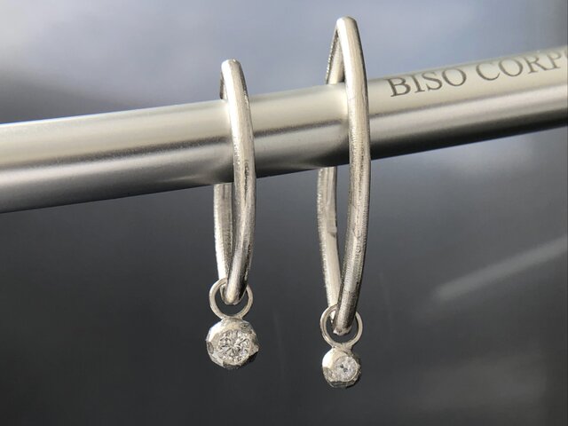 キラリ 存在感 0.1ctダイヤモンドイヤーカフ（片耳）ダイアモンド シルバー SV950 / caillou | iichi 日々の暮らしを心地よくするハンドメイドやアンティークのマーケットプレイス