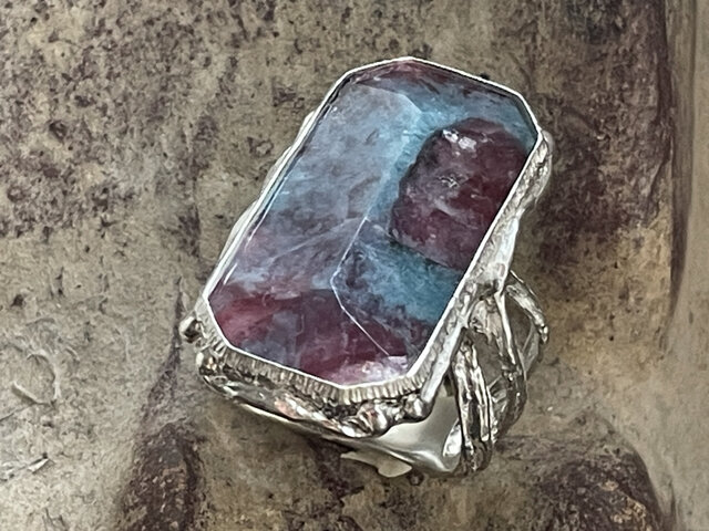 「幻想の扉」パライバトルマリンのリング | iichi 日々の暮らしを心地よくするハンドメイドやアンティークのマーケットプレイス