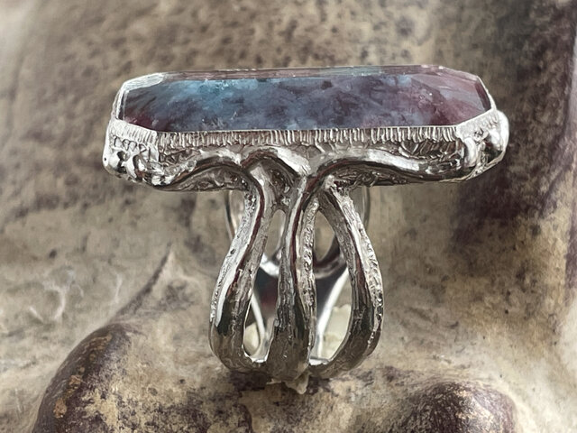 「幻想の扉」パライバトルマリンのリング | iichi 日々の暮らしを心地よくするハンドメイドやアンティークのマーケットプレイス