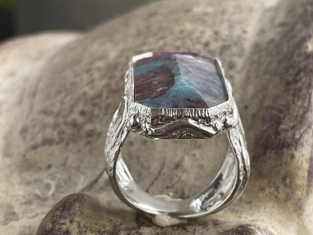 「幻想の扉」パライバトルマリンのリング | iichi 日々の暮らしを心地よくするハンドメイドやアンティークのマーケットプレイス