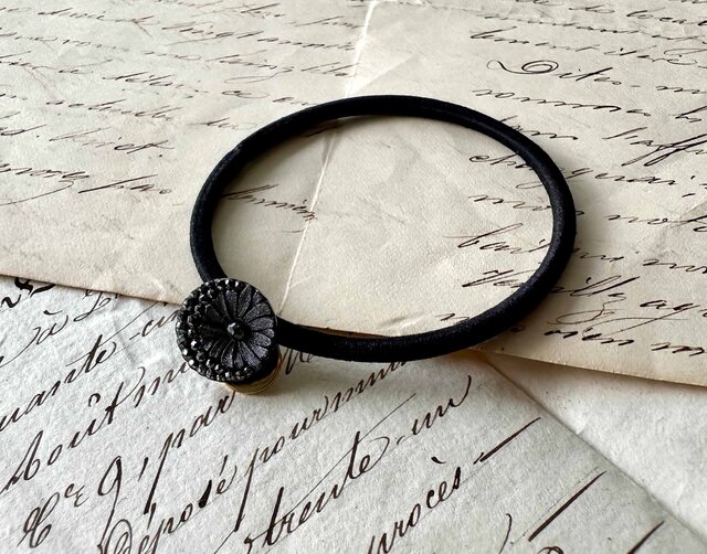 アンティークラスターボタンヘアゴム／ダークブルーラスター：花＆ポツポツ模様ボタン（AB-038） | iichi 日々の暮らしを心地よくするハンドメイドやアンティークのマーケットプレイス