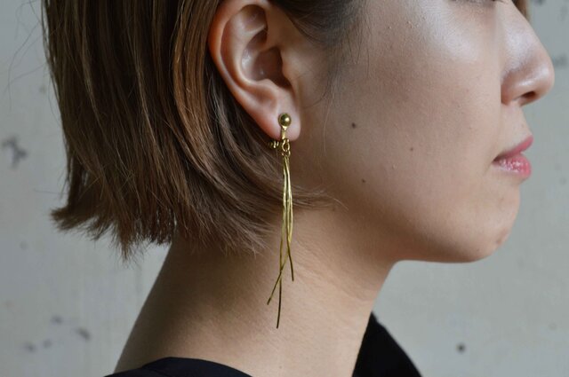[片耳] 真鍮イヤリング/ 線の耳飾り[brass] | iichi 日々の暮らしを心地よくするハンドメイドやアンティークのマーケットプレイス