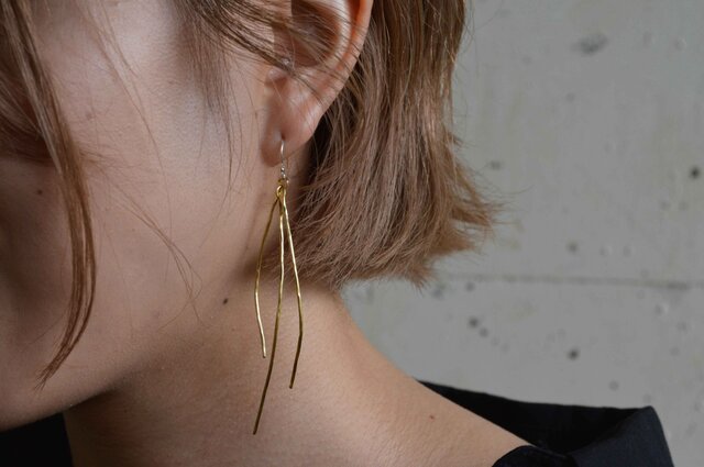 [片耳] 真鍮ピアス/ 線の耳飾り[brass] | iichi 日々の暮らしを心地よくするハンドメイドやアンティークのマーケットプレイス