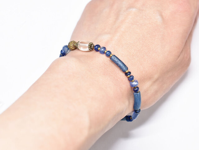 ブルーローマングラスとアンティークボヘミアビーズ、つぶつぶブラス、カイヤナイトのブレス | iichi 日々の暮らしを心地よくするハンドメイドやアンティークのマーケットプレイス