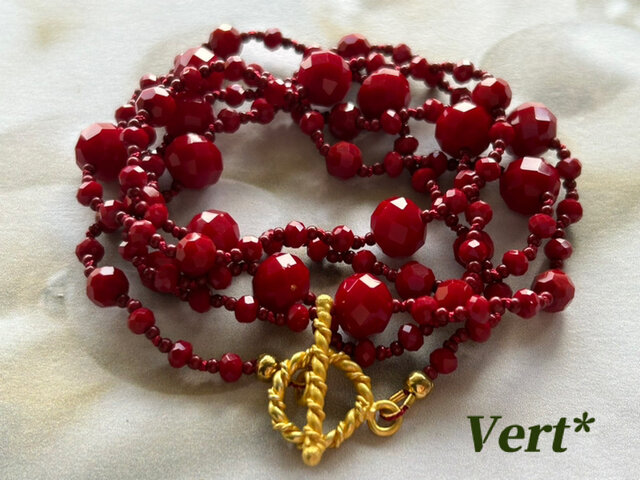 《受注品》コーラルレッドロンデルカットグラスグリフィンロングネックレス（G） | iichi 日々の暮らしを心地よくするハンドメイドやアンティークのマーケットプレイス