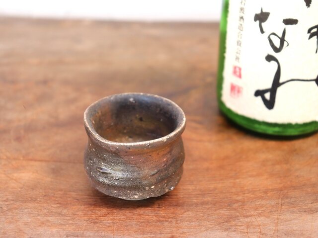 備前焼 ぐい呑み gi-035 | iichi 日々の暮らしを心地よくするハンドメイドやアンティークのマーケットプレイス