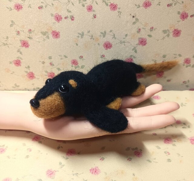 まったり黒いダックスちゃん 羊毛 | iichi 日々の暮らしを心地よくするハンドメイドやアンティークのマーケットプレイス