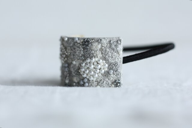 gray square ヘアゴム | iichi 日々の暮らしを心地よくするハンドメイドやアンティークのマーケットプレイス