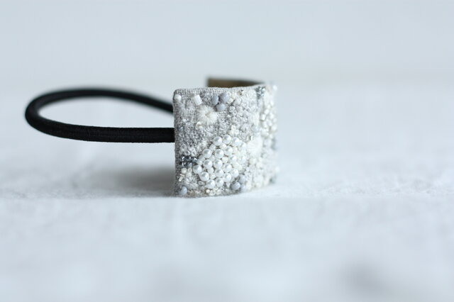 gray square ヘアゴム | iichi 日々の暮らしを心地よくするハンドメイドやアンティークのマーケットプレイス