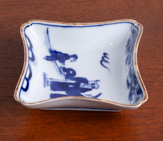 南京染付 賢人図 四方皿 E112 | iichi 日々の暮らしを心地よくするハンドメイドやアンティークのマーケットプレイス