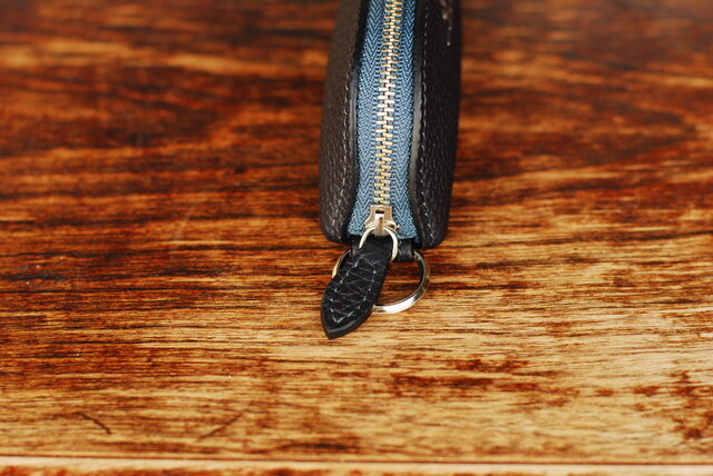 スマートキーと鍵の両方を収納できる『スマートキーケースラウンド型』革の質感が心地よい！ドイツシュリンク：ネイビー色 | iichi 日々の暮らしを心地よくするハンドメイドやアンティークの ...