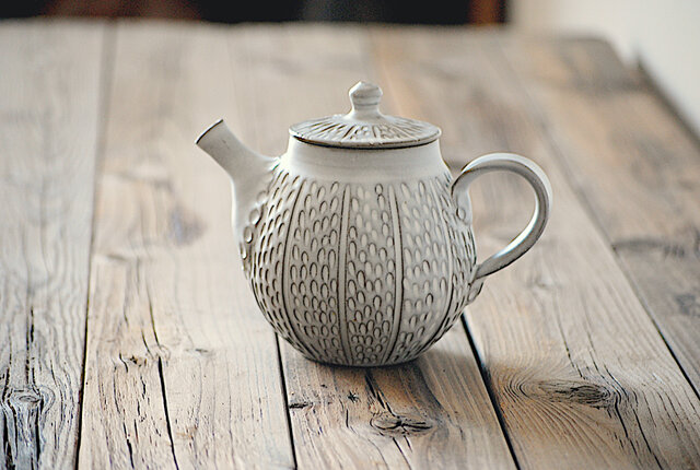 ティーポット スノーホワイト | iichi 日々の暮らしを心地よくするハンドメイドやアンティークのマーケットプレイス