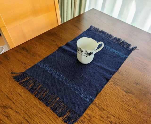 手織ティーマット(淡い藍染め) 綿とリネン、26cm×49cm(房を含む) 30g | iichi 日々の暮らしを心地よくするハンドメイドやアンティークのマーケットプレイス