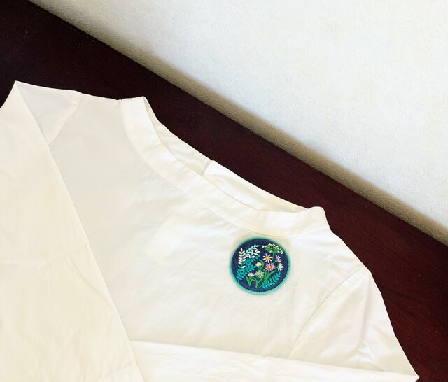 ビーズで飾った草花の刺繍ブローチ【botanical】#298 | iichi 日々の暮らしを心地よくするハンドメイドやアンティークのマーケットプレイス