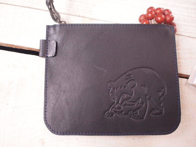 栃木レザーヌメ革 文庫本よりちょっと小さめ ポーチ 木彫り熊模様 4のコピー | iichi 日々の暮らしを心地よくするハンドメイドやアンティークのマーケットプレイス