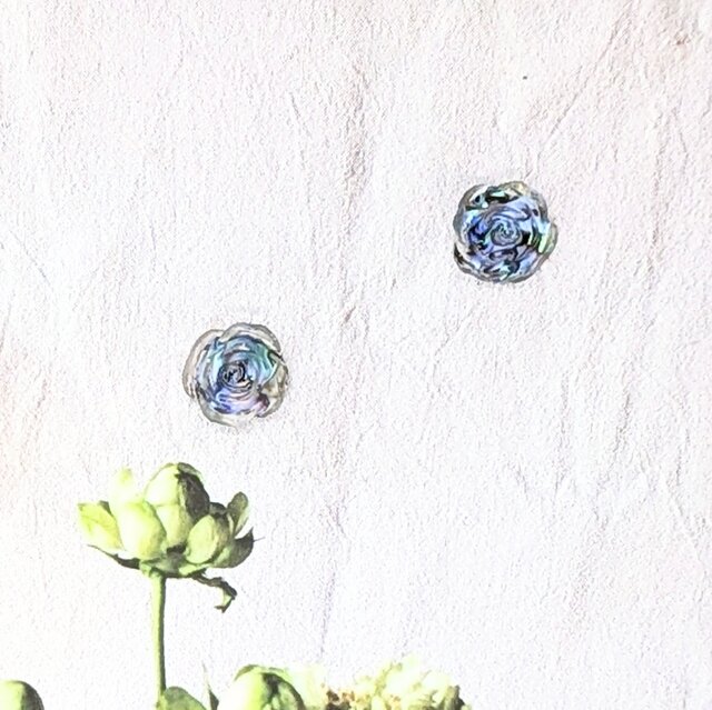 ブルーの螺鈿の薔薇のピアスイヤリング【2006】 | iichi 日々の暮らしを心地よくするハンドメイドやアンティークのマーケットプレイス