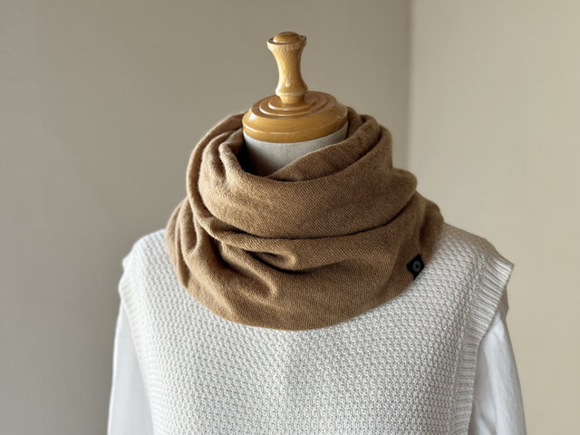 温度を纏う。純カシミヤねじりスヌード [Basici Design]キャメル | iichi 日々の暮らしを心地よくするハンドメイドやアンティークのマーケットプレイス