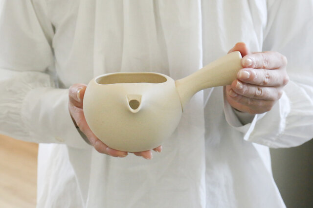 【手軽に使えて便利】「初めて急須をお迎えする方にもおすすめ」 愛知県常滑産・蓋なし急須・生成・360cc | iichi 日々の暮らしを心地よくするハンドメイドやアンティークのマーケットプレイス