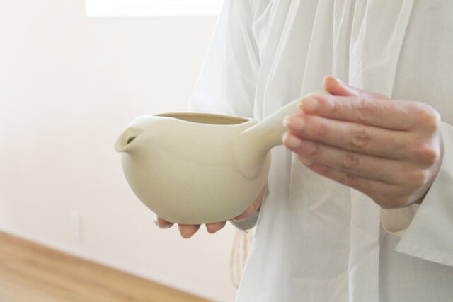 【手軽に使えて便利】「初めて急須をお迎えする方にもおすすめ」 愛知県常滑産・蓋なし急須・生成・360cc | iichi 日々の暮らしを心地よくするハンドメイドやアンティークのマーケットプレイス