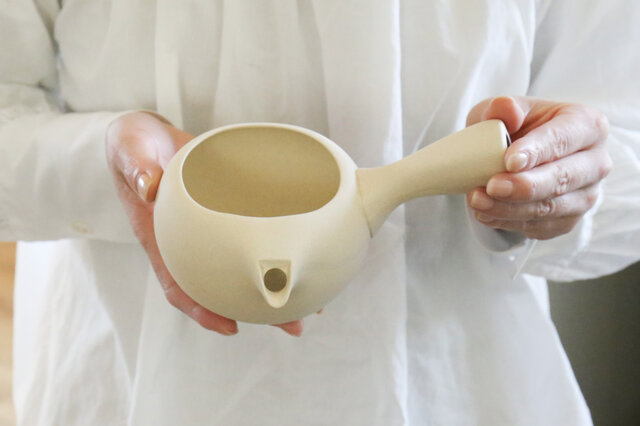 【手軽に使えて便利】「初めて急須をお迎えする方にもおすすめ」 愛知県常滑産・蓋なし急須・生成・360cc | iichi 日々の暮らしを心地よくするハンドメイドやアンティークのマーケットプレイス