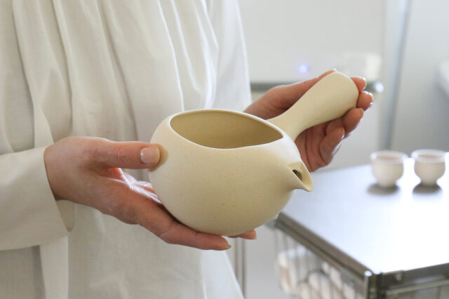 【手軽に使えて便利】「初めて急須をお迎えする方にもおすすめ」 愛知県常滑産・蓋なし急須・生成・360cc | iichi 日々の暮らしを心地よくするハンドメイドやアンティークのマーケットプレイス