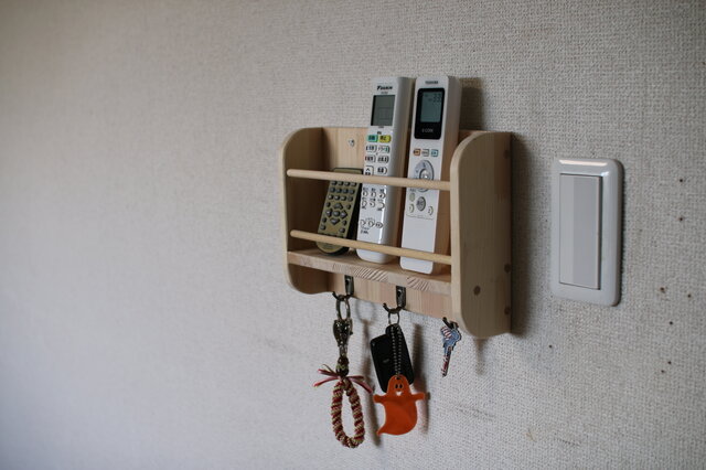 壁掛けリモコンホルダー キーフック付き | iichi 日々の暮らしを心地よくするハンドメイドやアンティークのマーケットプレイス