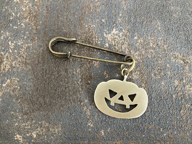 Jack-O-Lantern カブトピン | iichi 日々の暮らしを心地よくするハンドメイドやアンティークのマーケットプレイス