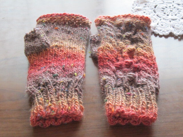 あたたかいハンドウォーマー（ココア段染め糸）＊ | iichi 日々の暮らしを心地よくするハンドメイドやアンティークのマーケットプレイス