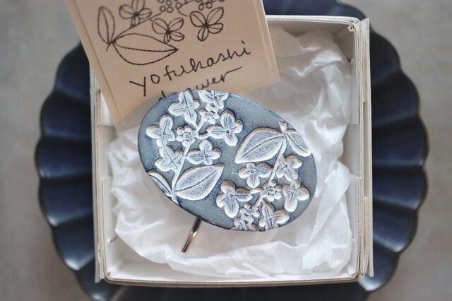 陶土の草花ポニーフック : : : 1325 | iichi 日々の暮らしを心地よくするハンドメイドやアンティークのマーケットプレイス