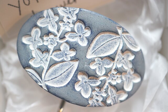 陶土の草花ポニーフック : : : 1325 | iichi 日々の暮らしを心地よくするハンドメイドやアンティークのマーケットプレイス