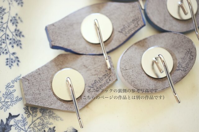 陶土の草花ポニーフック : : : 1325 | iichi 日々の暮らしを心地よくするハンドメイドやアンティークのマーケットプレイス