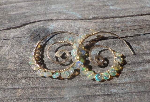 *14kgf*Precious Opal Swirl Earrings | iichi 日々の暮らしを心地よくするハンドメイドやアンティークのマーケットプレイス