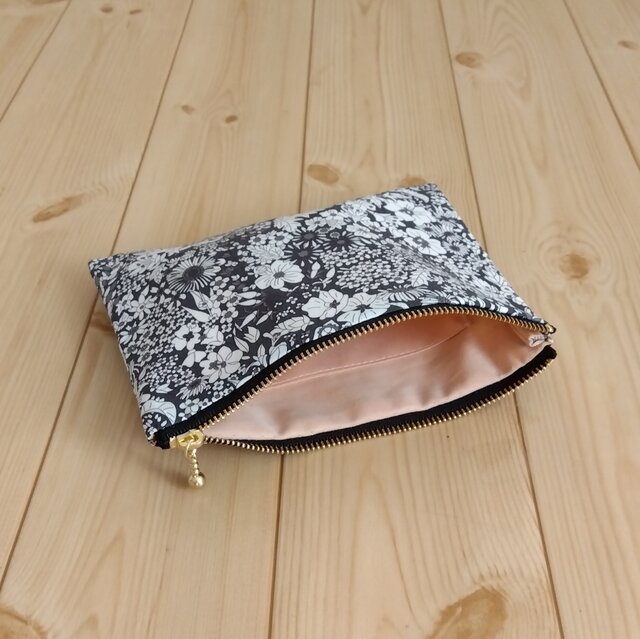 リバティ 花柄の16cmファスナーフラットポーチ 内ポケット パトリックゴードン ブラック系 863 | iichi 日々の暮らしを心地よくするハンドメイドやアンティークのマーケットプレイス