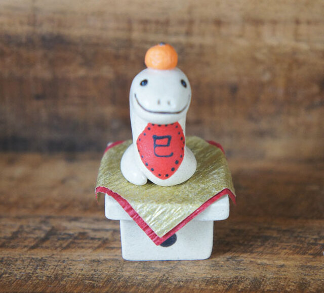 【陶器のちいさなちいさな干支飾り】三方「巳」g | iichi 日々の暮らしを心地よくするハンドメイドやアンティークのマーケットプレイス