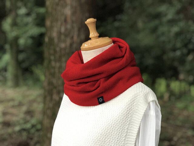 温度を纏う。純カシミヤねじりスヌード [Basici Design]レッド | iichi 日々の暮らしを心地よくするハンドメイドやアンティークのマーケットプレイス