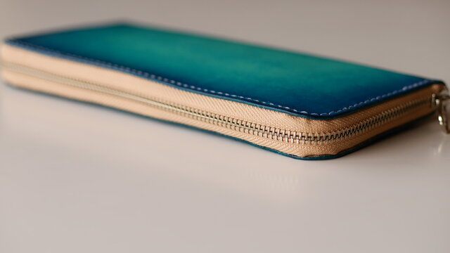 シンプル長財布 コノ字ファスナータイプ ヌメ革 青 ブルー 【海の色】 | iichi 日々の暮らしを心地よくするハンドメイドやアンティークのマーケットプレイス