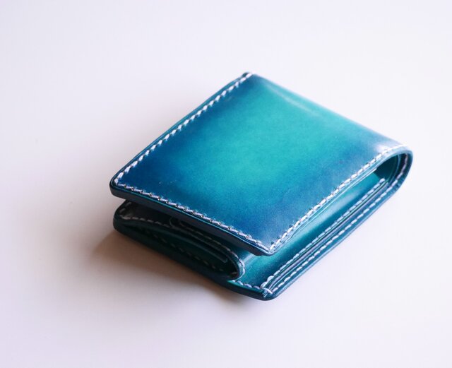 シンプル二つ折り財布 ヌメ革 青 ブルー 【海の色】 | iichi 日々の暮らしを心地よくするハンドメイドやアンティークのマーケットプレイス