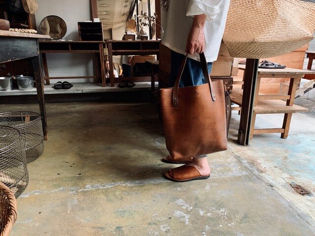 leather tote bag S （BROWN） | iichi 日々の暮らしを心地よくするハンドメイドやアンティークのマーケットプレイス