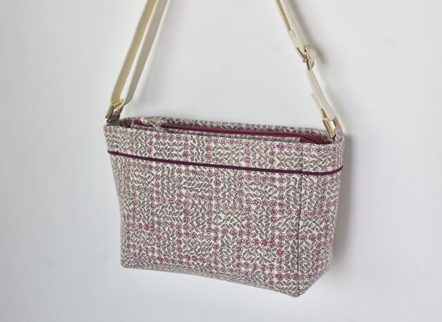 帆布のミニショルダーバッグ リバティ スリーピングローズ レッド | iichi 日々の暮らしを心地よくするハンドメイドやアンティークのマーケットプレイス