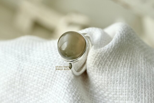 [月兎のgrey moonstone]ring | iichi 日々の暮らしを心地よくするハンドメイドやアンティークのマーケットプレイス