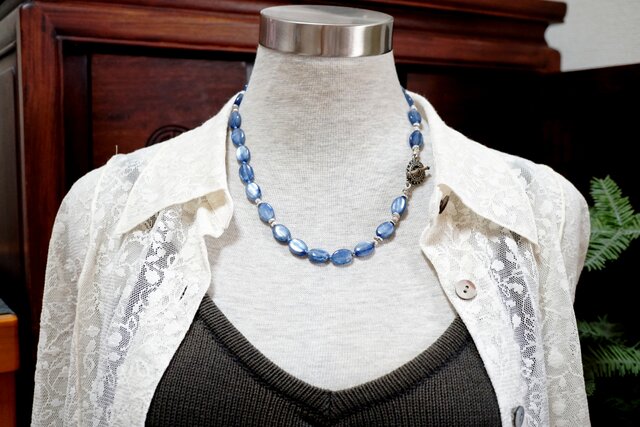 海を想うカイヤナイトとシルバービーズネックレス | iichi 日々の暮らしを心地よくするハンドメイドやアンティークのマーケットプレイス