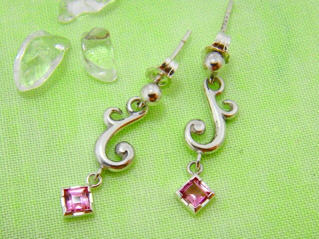 シルバーピアス うず | iichi 日々の暮らしを心地よくするハンドメイドやアンティークのマーケットプレイス