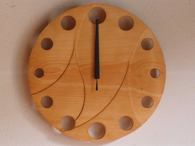 無垢の木の電波掛け時計 ひのき 0007 | iichi 日々の暮らしを心地よくするハンドメイドやアンティークのマーケットプレイス