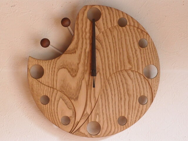 無垢の木の電波掛け時計 くり かたつむり 0083 | iichi 日々の暮らしを心地よくするハンドメイドやアンティークのマーケットプレイス