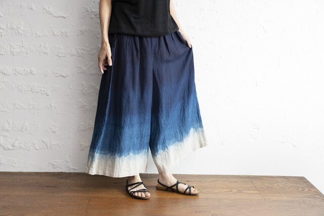 藍染 HUIS リネンスカートパンツ グラデーション | iichi 日々の暮らしを心地よくするハンドメイドやアンティークのマーケットプレイス