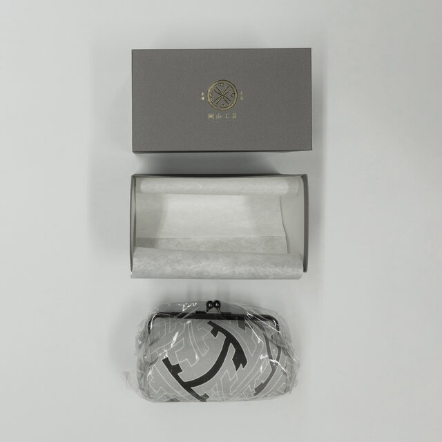 京友禅 たわら型がま口ポーチ『ONE TONE』 ふくろう 白基調・モノトーン | iichi 日々の暮らしを心地よくするハンドメイドやアンティークのマーケットプレイス