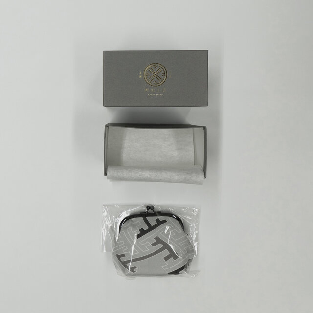 京友禅 がま口ポーチ『ONE TONE』 椿 白基調・モノトーン | iichi 日々の暮らしを心地よくするハンドメイドやアンティークのマーケットプレイス