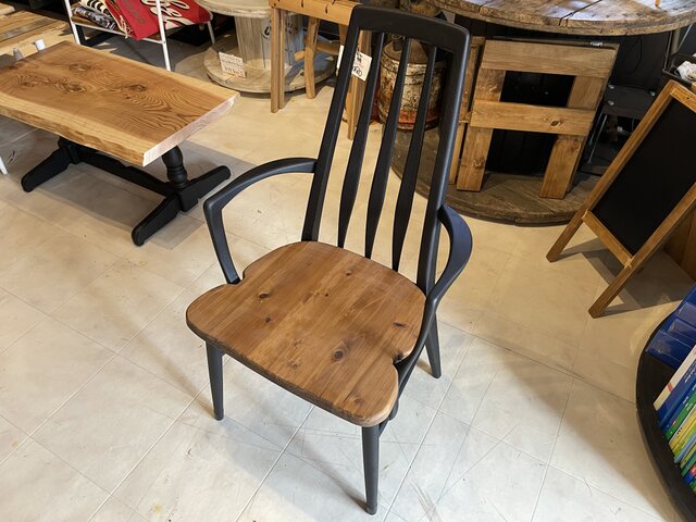 在庫あり 即納 Ok Hotaru 椅子 チェアー 肘掛け キッチン リビング ダーク ブラック 家具 天然木 無垢材 | iichi 日々の暮らしを心地よくするハンドメイドやアンティークの ...