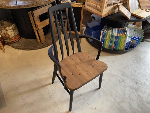 在庫あり 即納 Ok Hotaru 椅子 チェアー 肘掛け キッチン リビング ダーク ブラック 家具 天然木 無垢材 | iichi 日々の暮らしを心地よくするハンドメイドやアンティークの ...